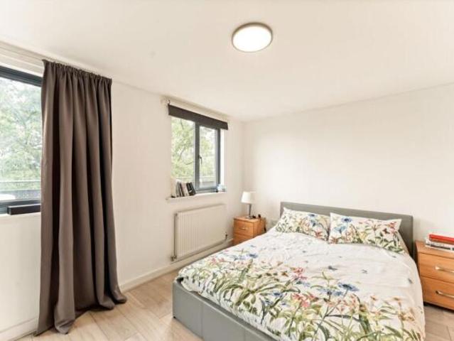2 bedroom flat for rent in Lapis Close, Ealing, NW10