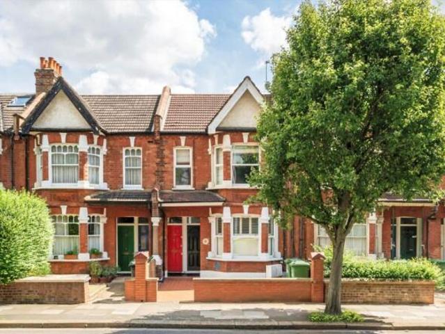 2 bedroom flat for rent in Larden Road, Acton, W3