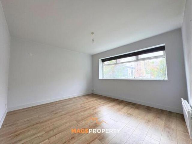 2 bedroom flat for rent in Lark Lane, Liverpool, L17