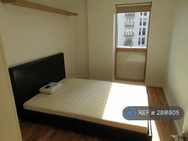 2 bedroom flat for rent in Lawrie House, London, SW19