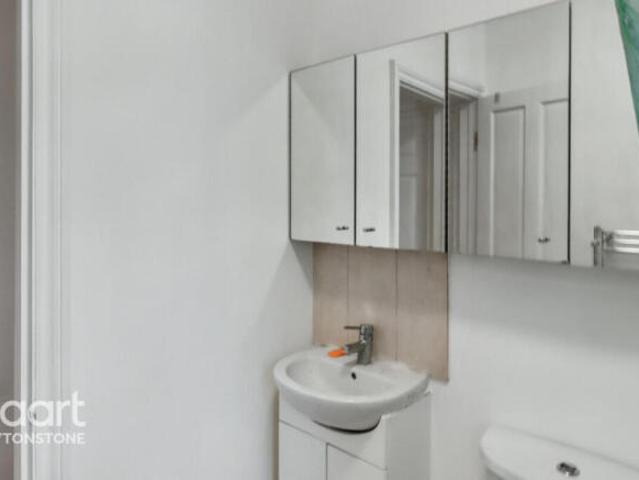 2 bedroom flat for rent in Lea Bridge Road, London, E10