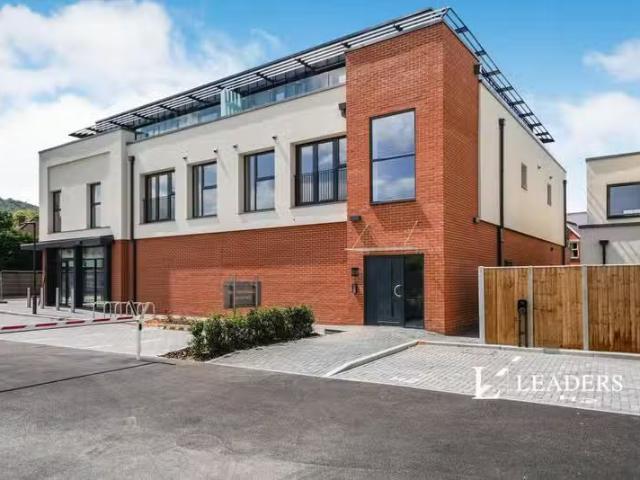 2 bedroom flat for rent in Leckhampton Road, GL53