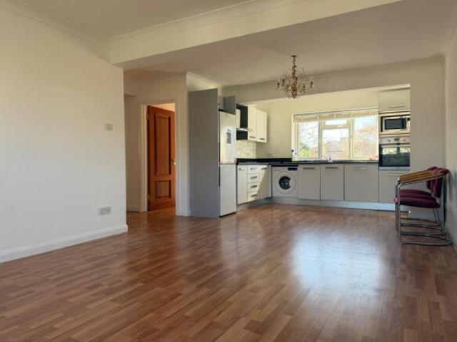 2 bedroom flat for rent in Lee Road, NW7