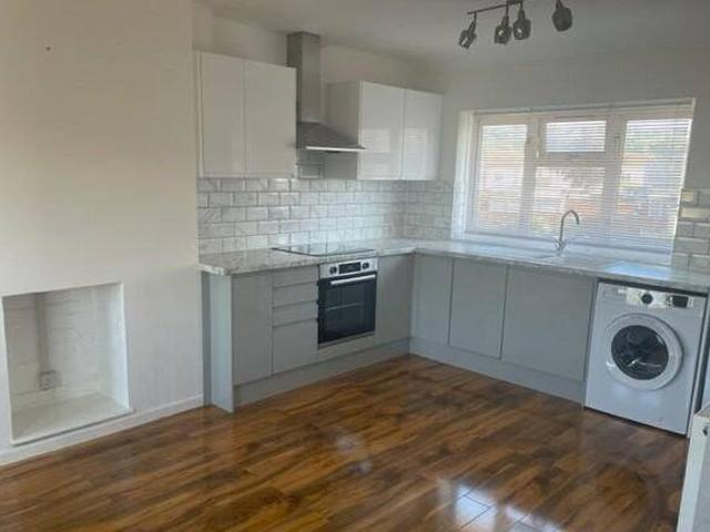 2 bedroom flat for rent in Leeds Crescent Lanehouse DT4