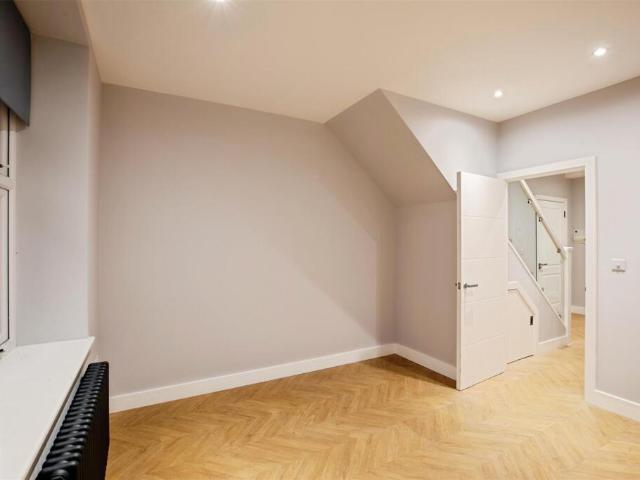 2 bedroom flat for rent in Limes Grove, London, SE13