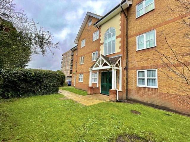 2 bedroom flat for rent in Lincoln Court, SL1