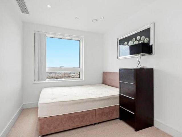 2 bedroom flat for rent in Lincoln Plaza, London, E14