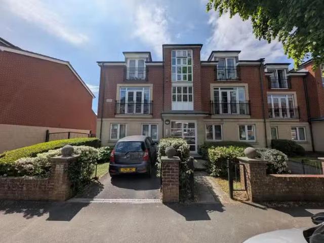 2 bedroom flat for rent in Linden Grange, Claremont Avenue, Br.