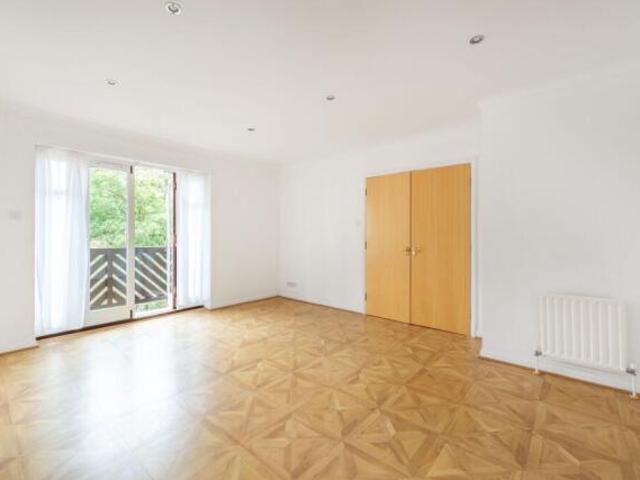 2 bedroom flat for rent in Lichfield Gardens, Richmond, TW9