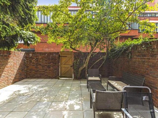 2 bedroom flat for rent in Lily Close, St Paul's Court, London, W14