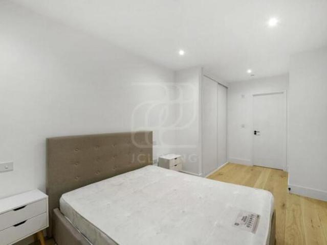 2 bedroom flat for rent in Lily House, Capital Interchange Way, Brentford, TW8