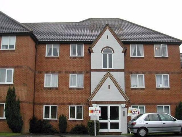 2 bedroom flat for rent in Littlebrook Avenue Burnham SL2