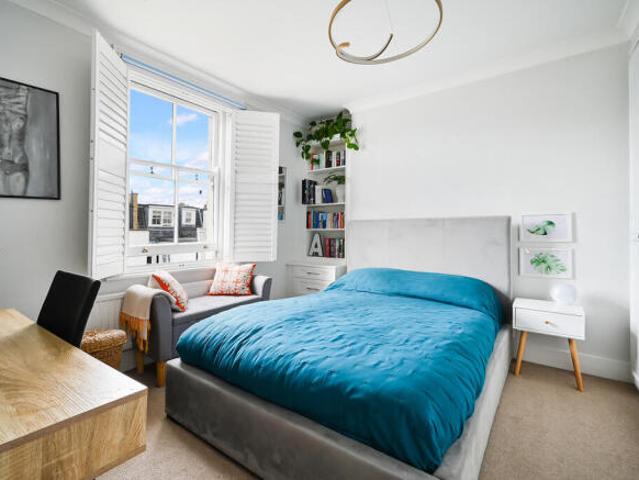2 bedroom flat for rent in Livingstone Mansions, W14