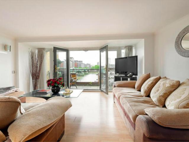2 bedroom flat for rent in Lombard Road, London, SW11