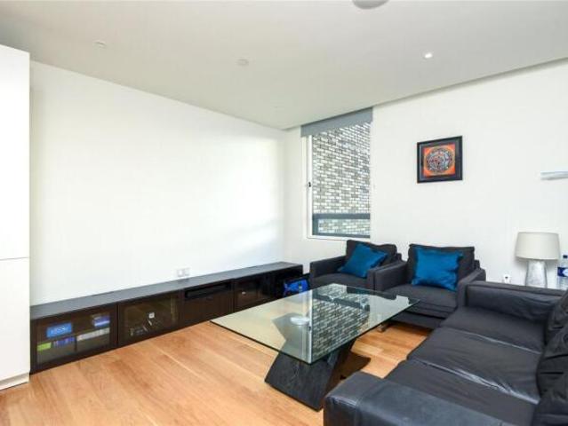 2 bedroom flat for rent in London Square, Putney, SW15