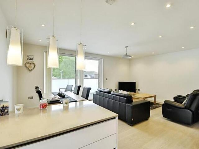2 bedroom flat for rent in London Road, Brentford, TW8