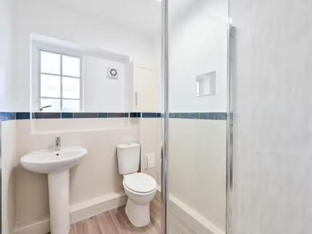 2 bedroom flat for rent in London Road, Guildford, GU4