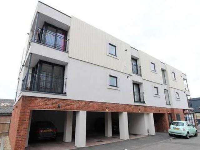 2 bedroom flat for rent in London Road Hadleigh SS7