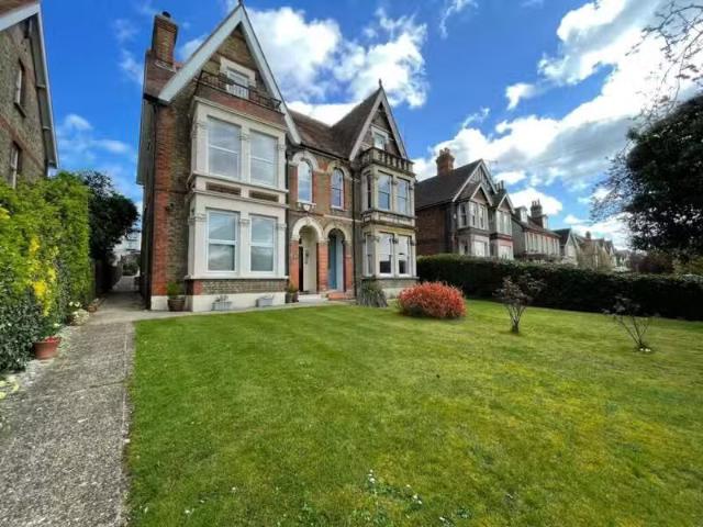 2 bedroom flat for rent in London Road, HP11