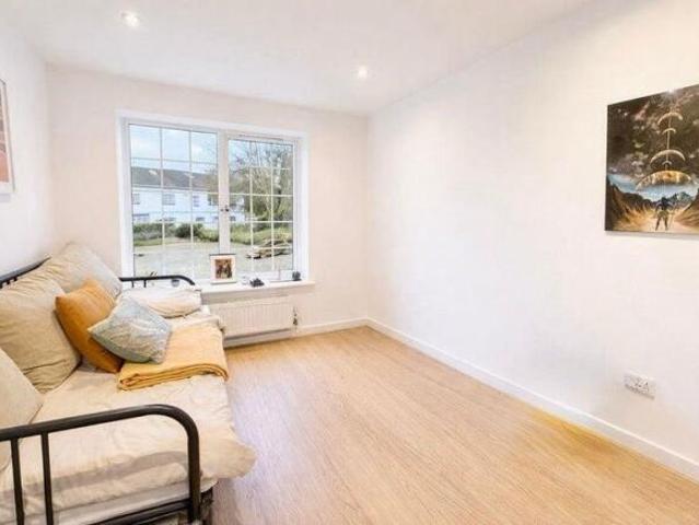 2 bedroom flat for rent in London Road, Mitcham, CR4