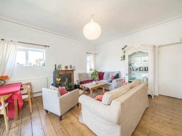 2 bedroom flat for rent in Longley Road, LONDON, SW17