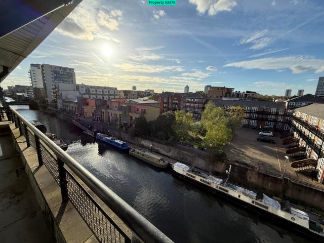 2 bedroom flat for rent in Locksons Close, London, E14