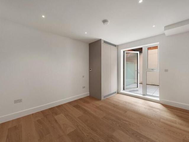 2 bedroom flat for rent in Logan House, Logan Place, W8