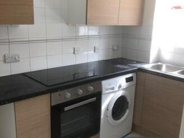 2 bedroom flat for rent in Lovegrove Drive, Slough, SL2