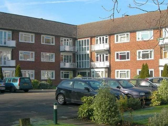 2 bedroom flat for rent in Lovelace Gardens Surbiton Surrey KT6