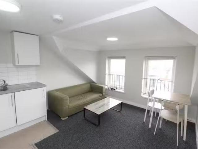 2 bedroom flat for rent in Lower Cathedral Road, Cardiff, CF11.
