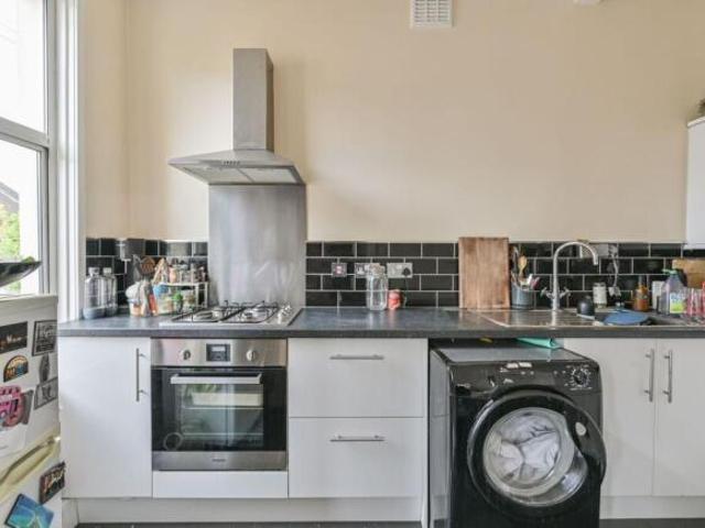 2 bedroom flat for rent in Lucien Road, Tooting Bec, London, SW17