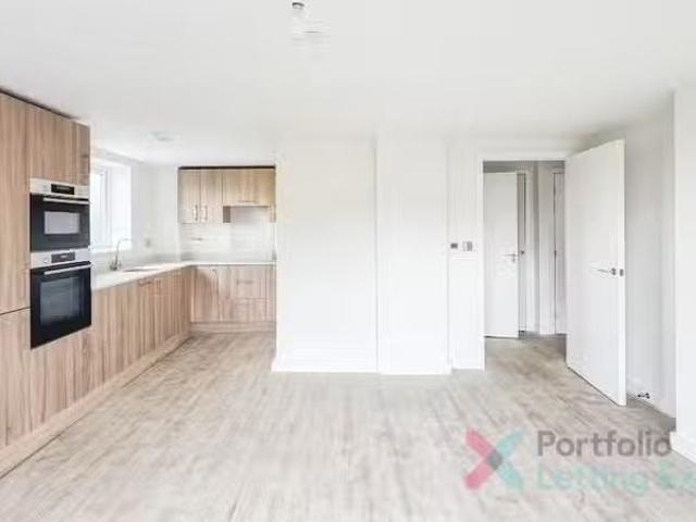 2 bedroom flat for rent in Luxury 2 Bed Professional sharers.