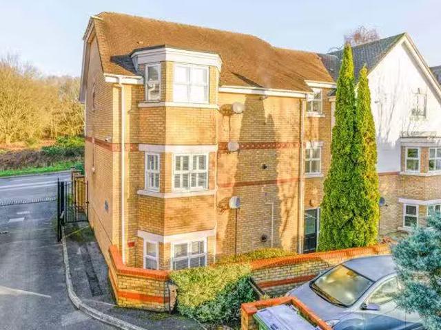 2 bedroom flat for rent in Lyster Mews, Cobham, KT11