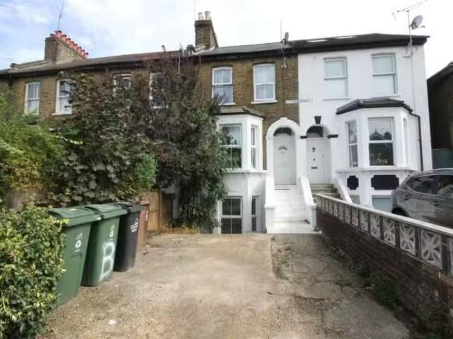 2 bedroom flat for rent in Lytton Road, Upper Leytonstone, E11