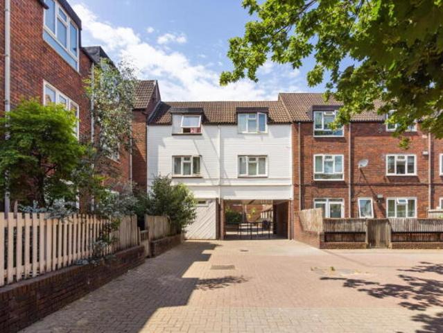 2 bedroom flat for rent in McDermott Close, SW11