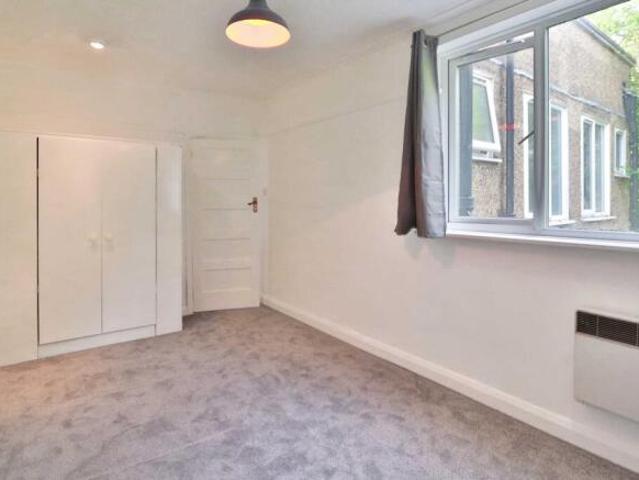 2 bedroom flat for rent in Manor Drive North, New Malden, KT3