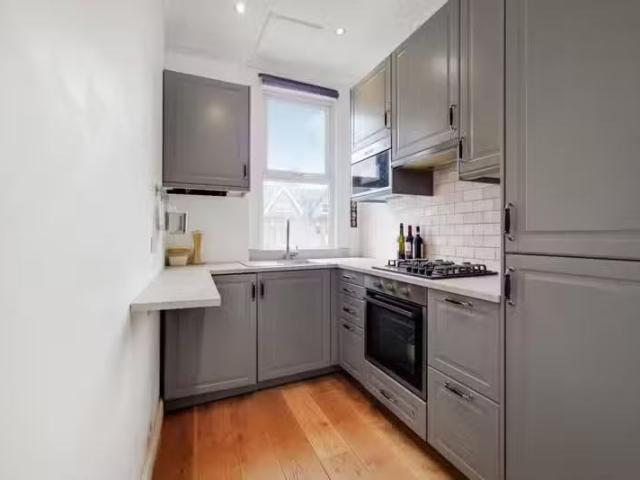 2 bedroom flat for rent in Manor Road, Beckenham, BR3
