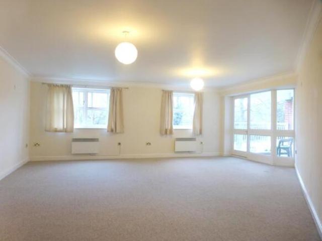 2 bedroom flat for rent in Macmillan Way, SW17