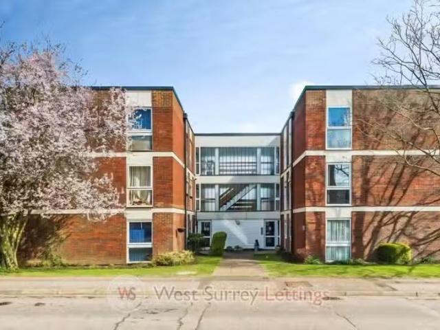 2 bedroom flat for rent in Madeira Crescent, West Byfleet, KT1.