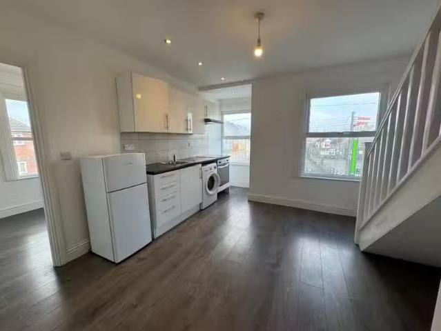 2 bedroom flat for rent in Main Road, Chelmsford, Esinteractio.