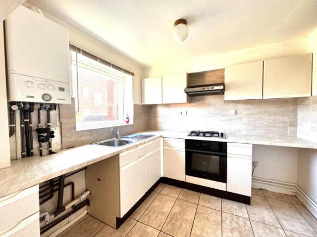 2 bedroom flat for rent in Makepeace Road, Northolt, Middlesex, UB5