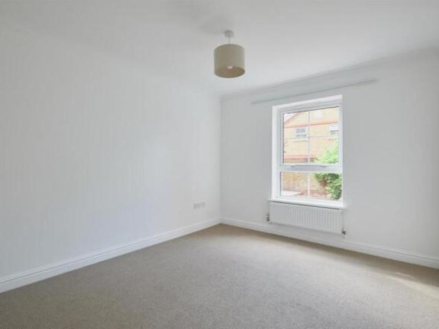 2 bedroom flat for rent in Malthouse Drive, Chiswick, W4