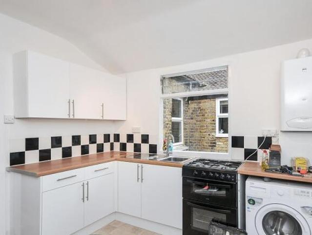 2 bedroom flat for rent in Malyons Road, London, SE13