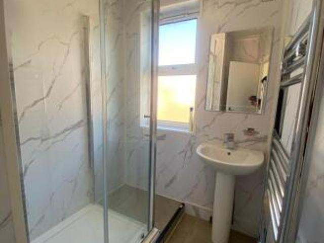 2 bedroom flat for rent in Malden Way, London, KT3