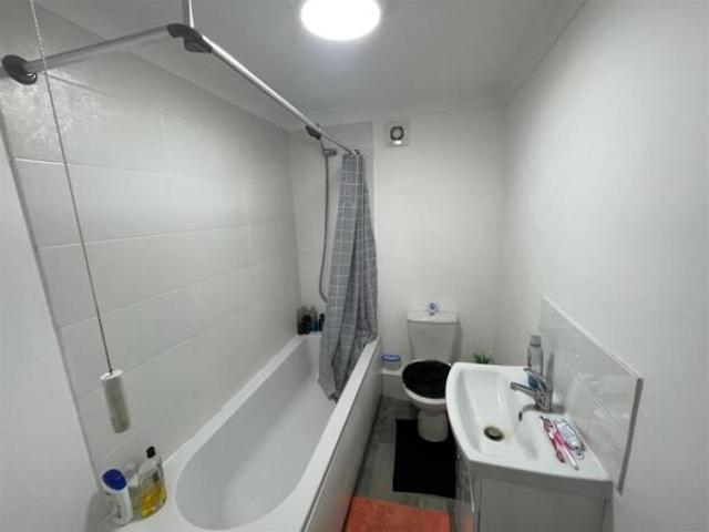 2 bedroom flat for rent in Malmesbury Park Road, Bournemouth, BH8