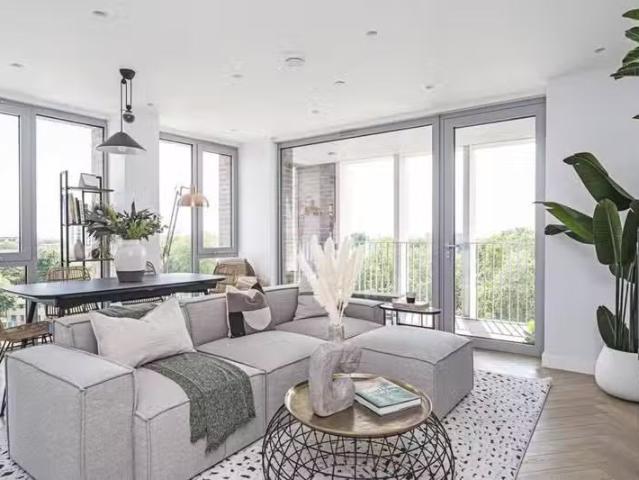 2 bedroom flat for rent in Mapple Path, Hackney Downs, London.