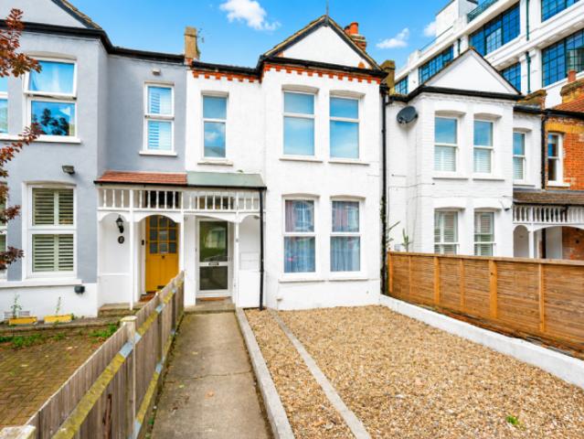 2 bedroom flat for rent in Martell Road, SE21