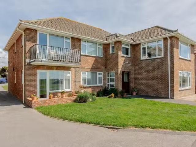 2 bedroom flat for rent in Marine Drive West, New Milton, Hamp.