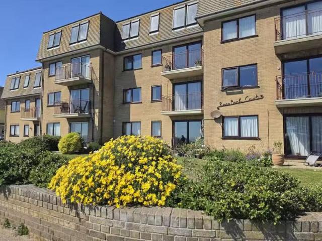 2 bedroom flat for rent in Marine Parade East, Clacton On Sea.