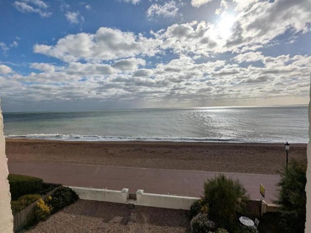 2 bedroom flat for rent in Marine Parade, Hythe, CT21